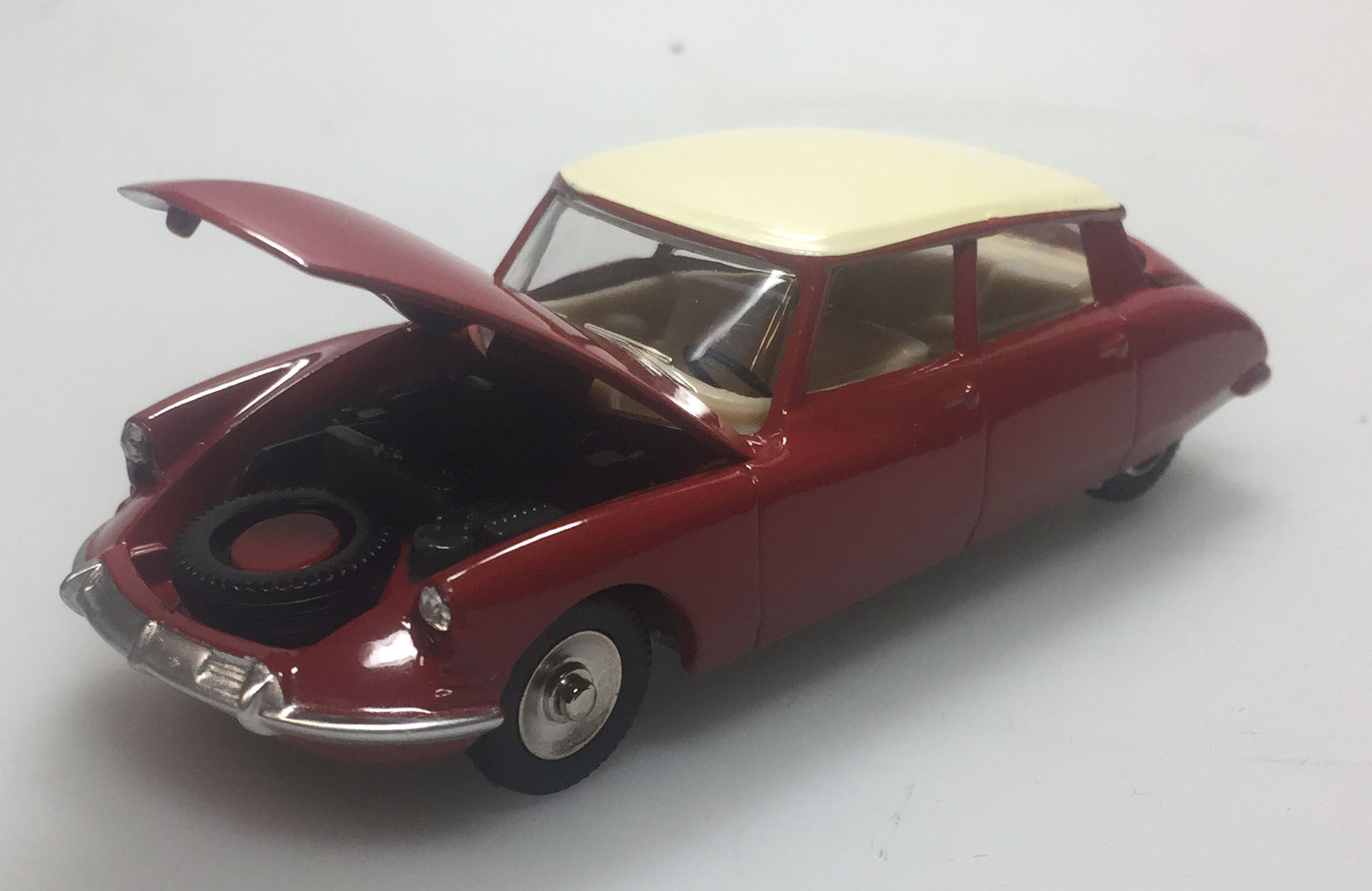 Ds 19 Citroën, réédition Dinky Toys par Atlas, Voiture miniature 1/43 - AKILON