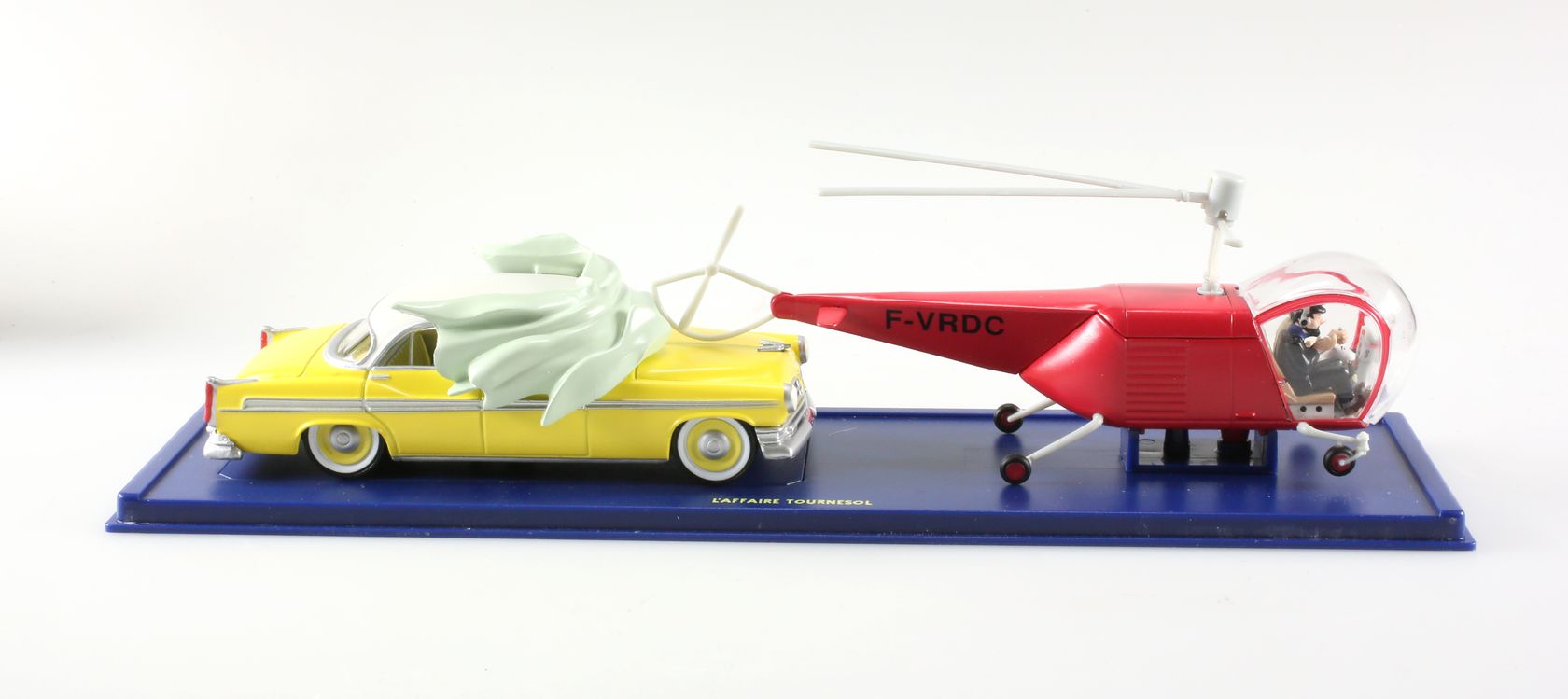 Hergé, Tintin, L'hélicoptère Bell Model 47 rouge (1947) et la Chrysler ...