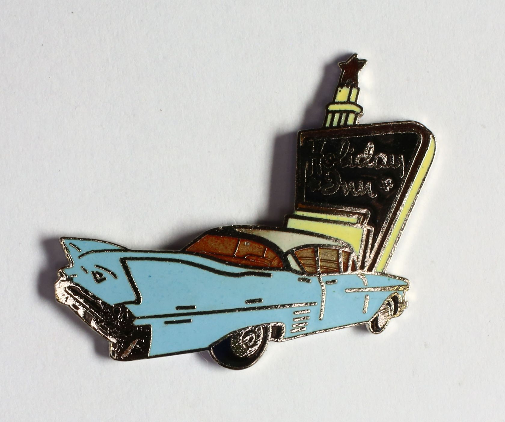 Pin's, Démons & Merveilles, Cadillac bleue devant un Holliday in - AKILON