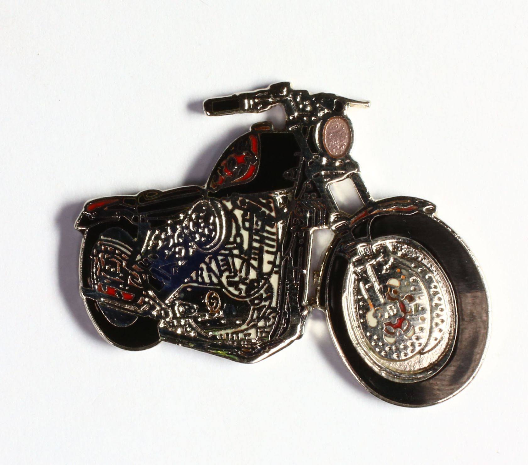 Pin's, Démons & Merveilles, Moto noire et rouge - AKILON
