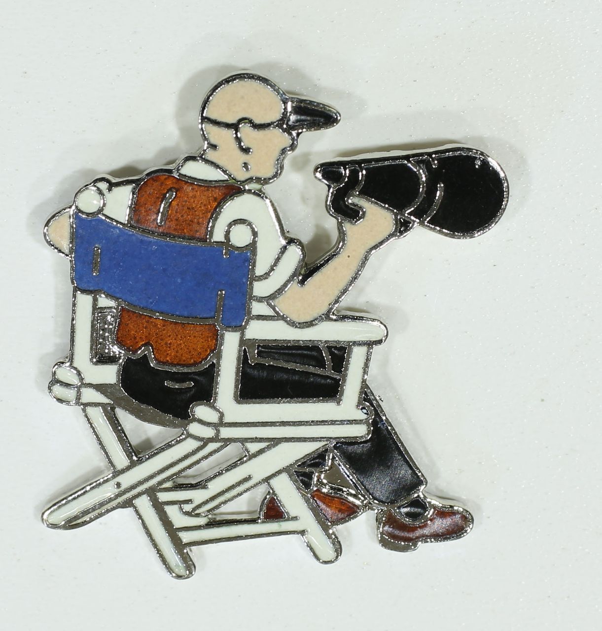 Pin's Démons & Merveilles : Réalisateur sur sa chaise - AKILON