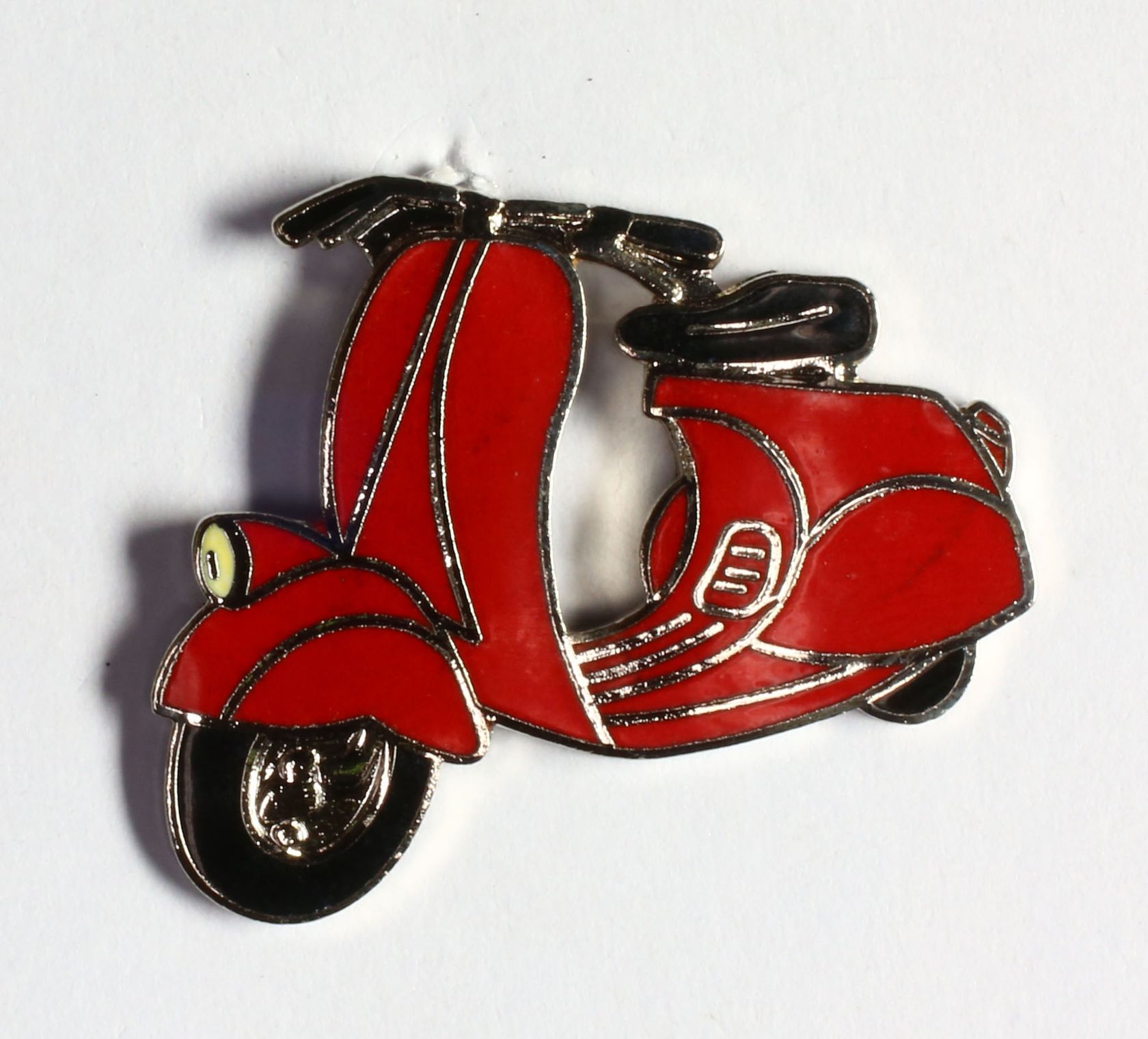 Pin's Vespa rouge : Démons et Merveilles - AKILON
