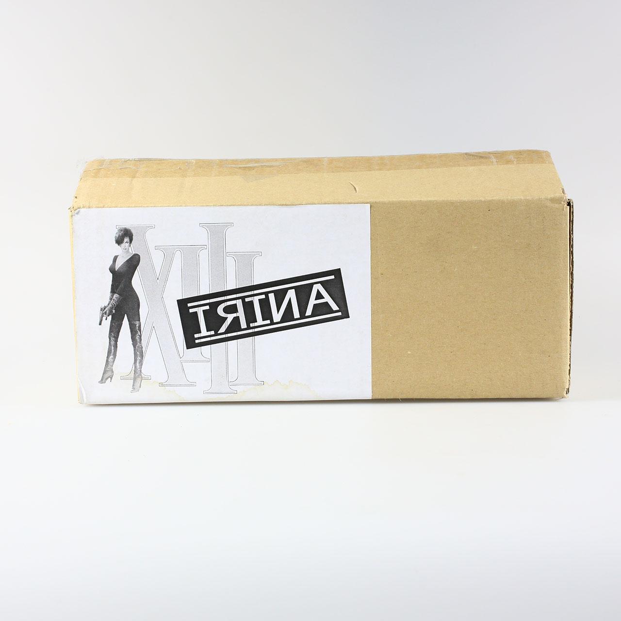 XIII Statuette en résine Irina avec ses lunettes de soleil - AKILON